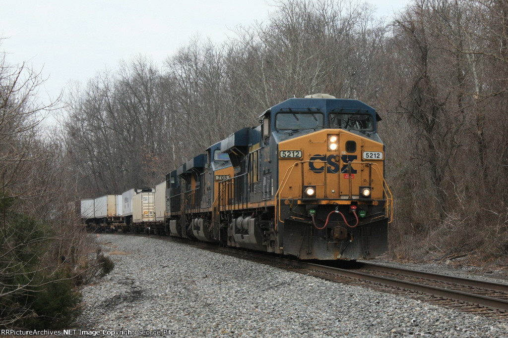 CSX 5212 and train Q032